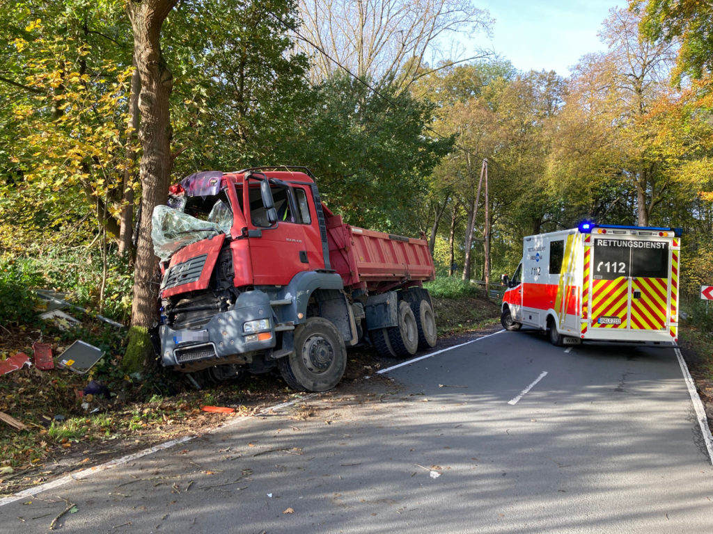 In Kurve von Pkw geschnitten: Lkw-Fahrer verunglückt in Holzwickede | Rundblick Unna