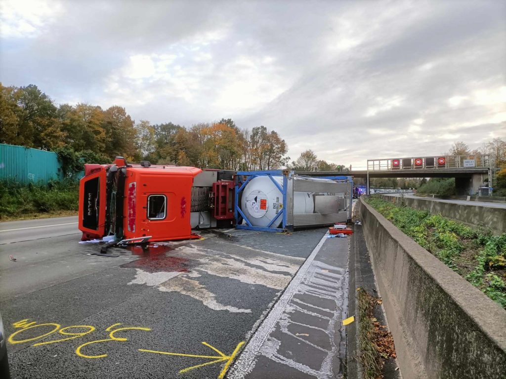 A1 nach schwerem Unfall mit Gefahrgut-Lkw bis in die Abenstunden gesperrt | Rundblick Unna